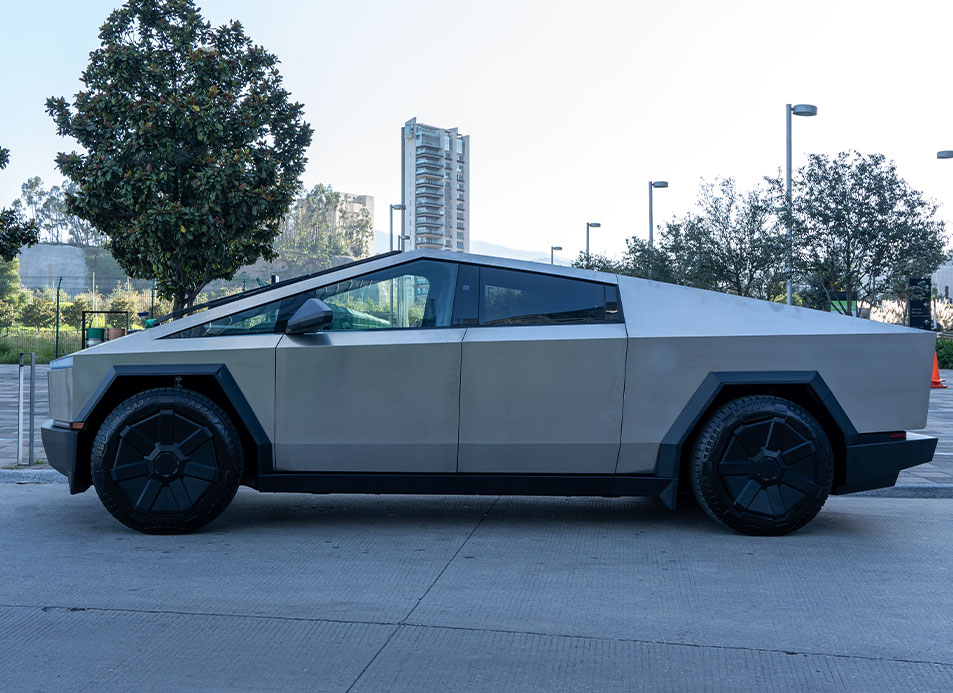 LANDING CYBERTRUCK – GLOBAL CARS
